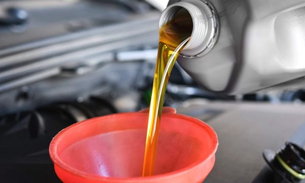 5 Best Snowblower Oils Reviewed in Detail (Winter 2026)