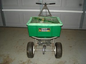 6 Best Fertilizer Spreaders Reviewed (May 2021)